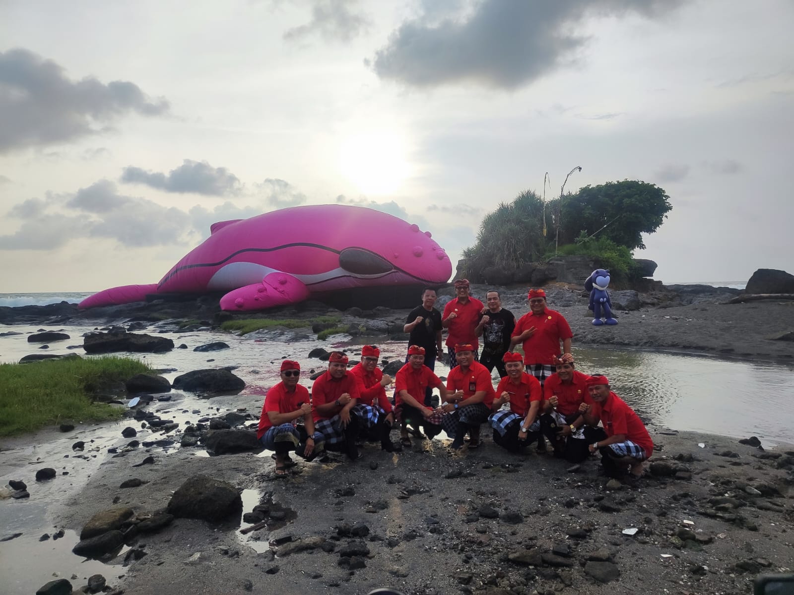Balon Paus Pink di Tanah Lot Dukung Pelestarian Laut