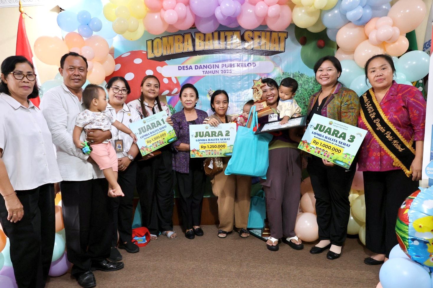 Ny. Ida Ayu Widnyani Wiradana Serahkan Penghargaan Juara Lomba Balita Sehat di Desa Dangin Puri ...